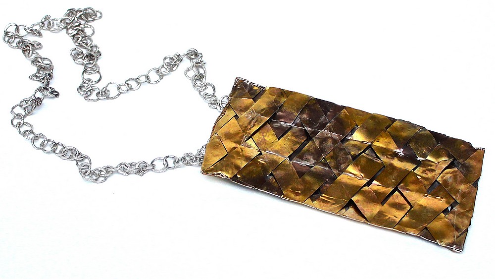 Contemporary New Zealand Jewellery by Gillian Deery