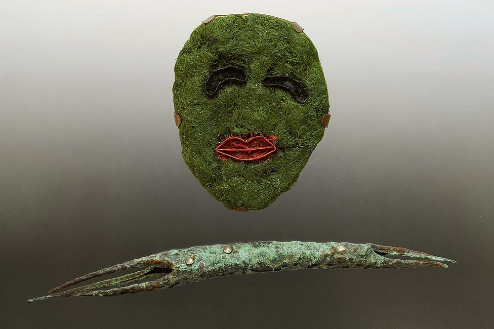 Contemporary New Zealand Jewellery by Lisa Walker